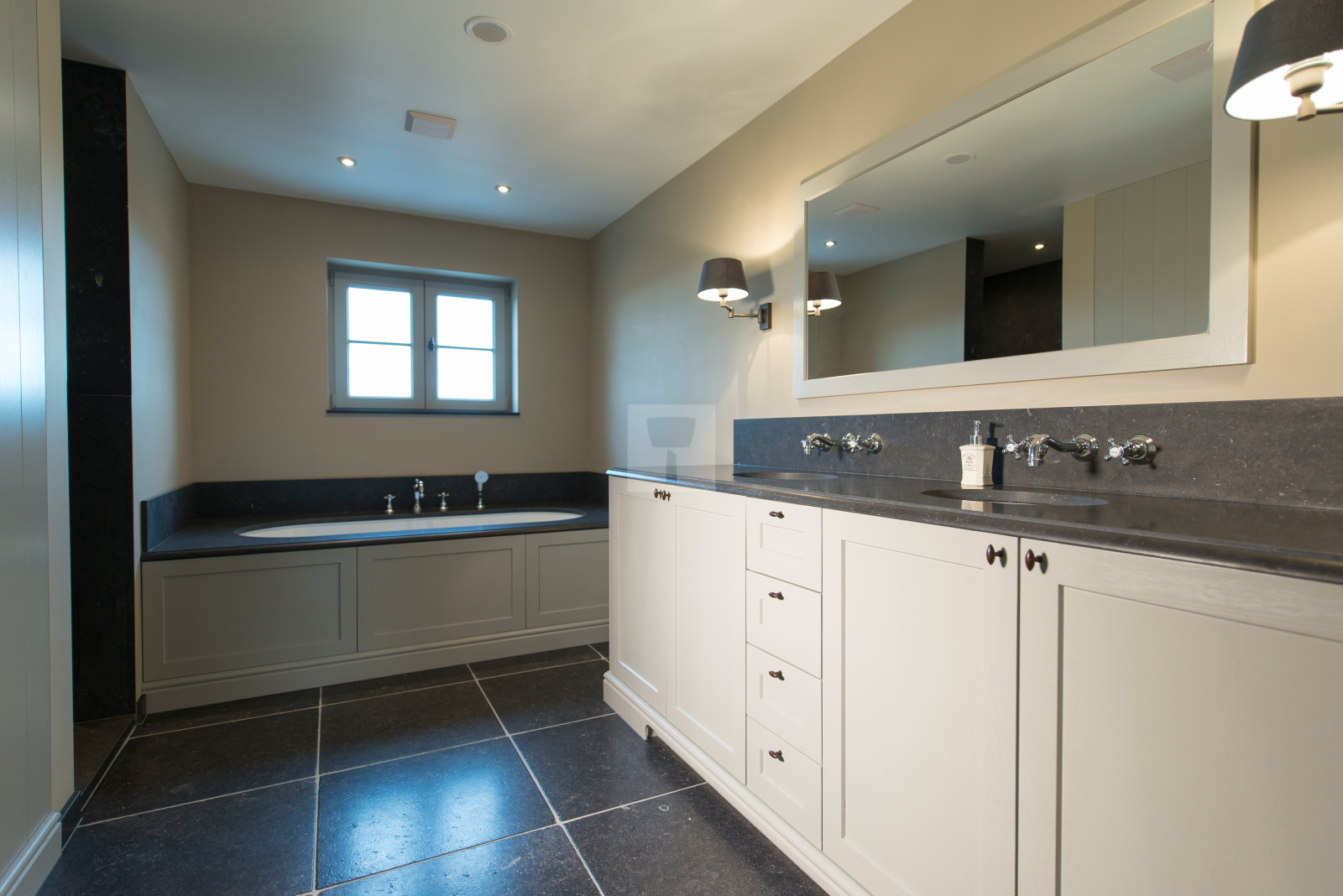 3 good reasons to incorporate bluestone into your bathroom