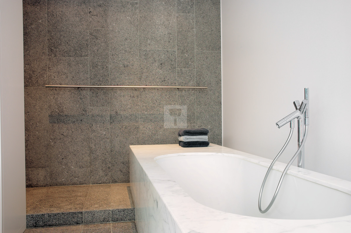 3 good reasons to incorporate bluestone into your bathroom